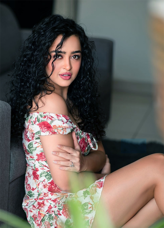 న్యూ ఇయర్‌ ఔట్‌ఫిట్‌లో గ్లామర్‌ బ్యూటీ 'అప్సర రాణి' (ఫోటోలు) | Actress Apsara Rani Beautiful And ...